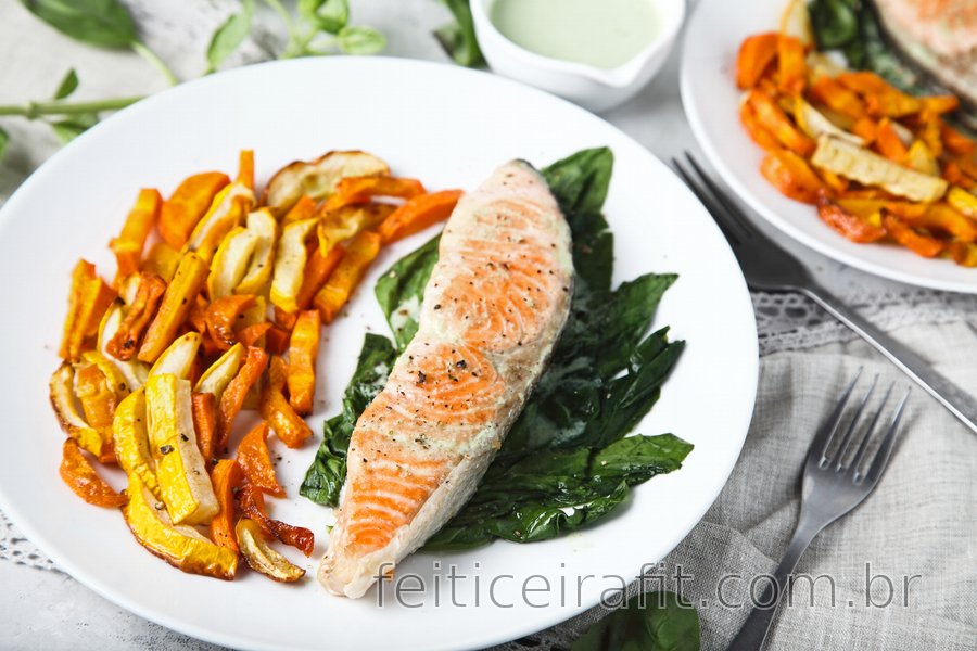 Salmão grelhado com legumes e molho de alho e iogurte | feiticeirafit ... Salmão grelhado com legumes e molho de alho e iogurte | feiticeirafit ...